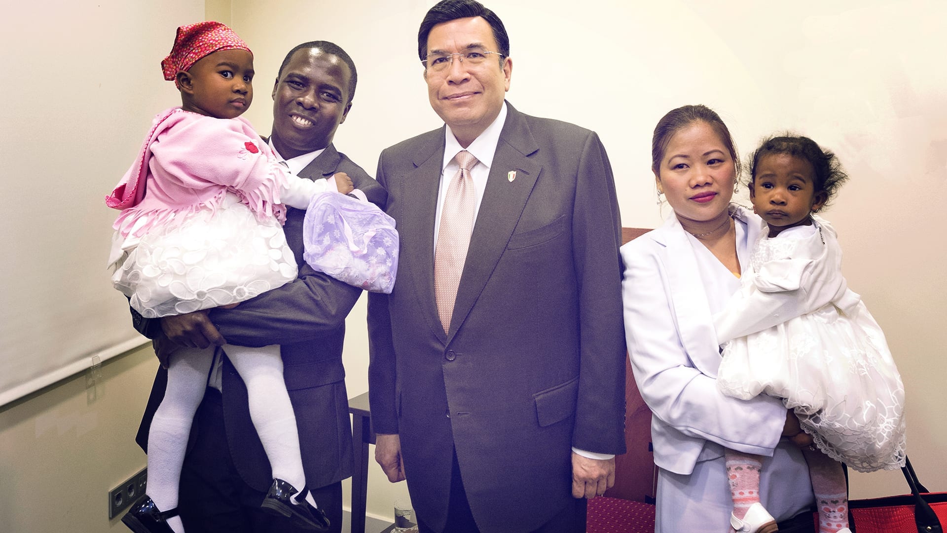 Executive Minister Prays for Toddler with Bone Cancer - incmedia.org